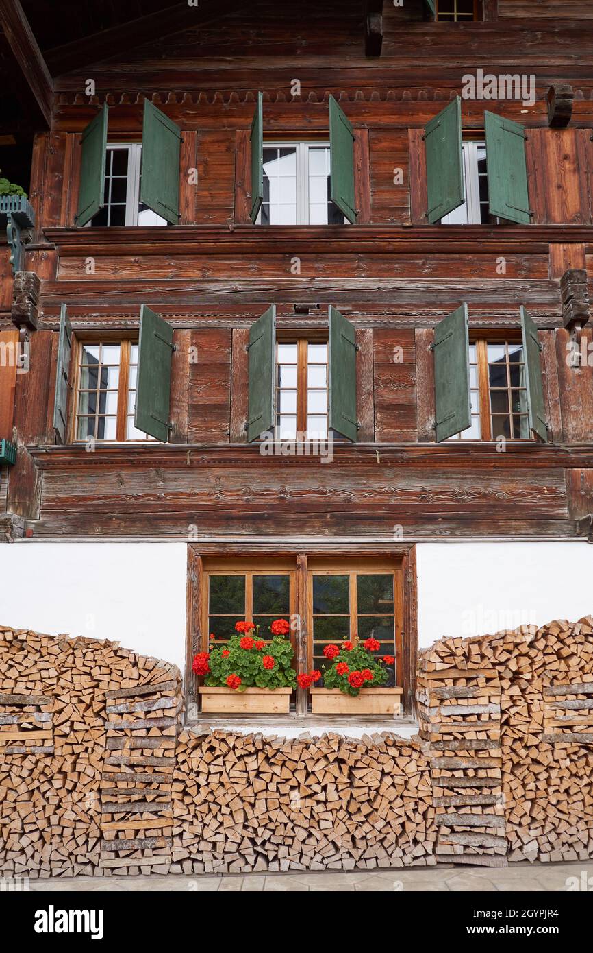 Simmentaler chalets hi-res stock photography and images - Alamy