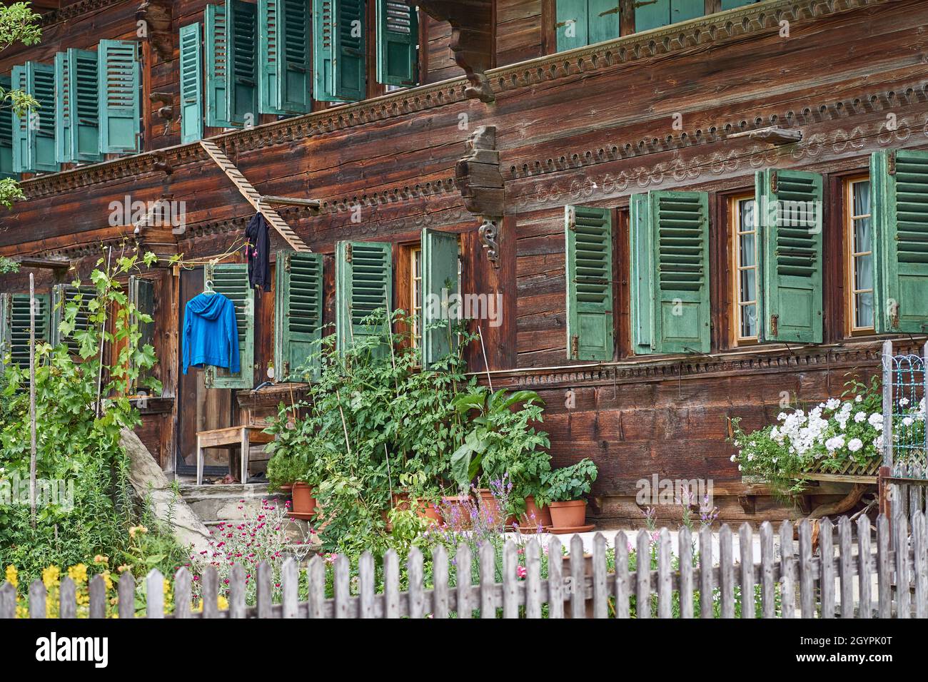 Simmentaler chalets hi-res stock photography and images - Alamy