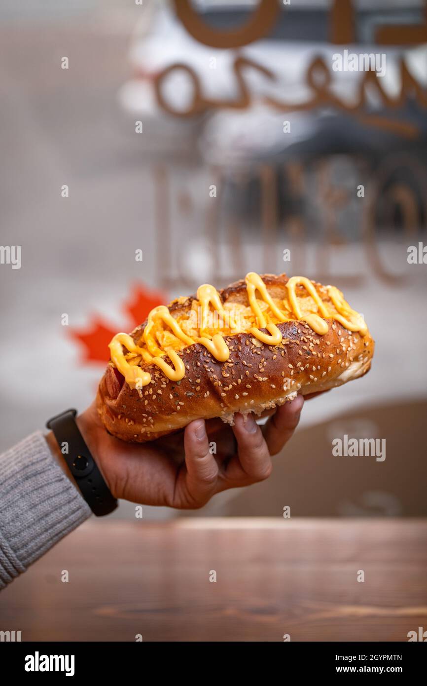 Hands with hotdog hi-res stock photography and images - Alamy