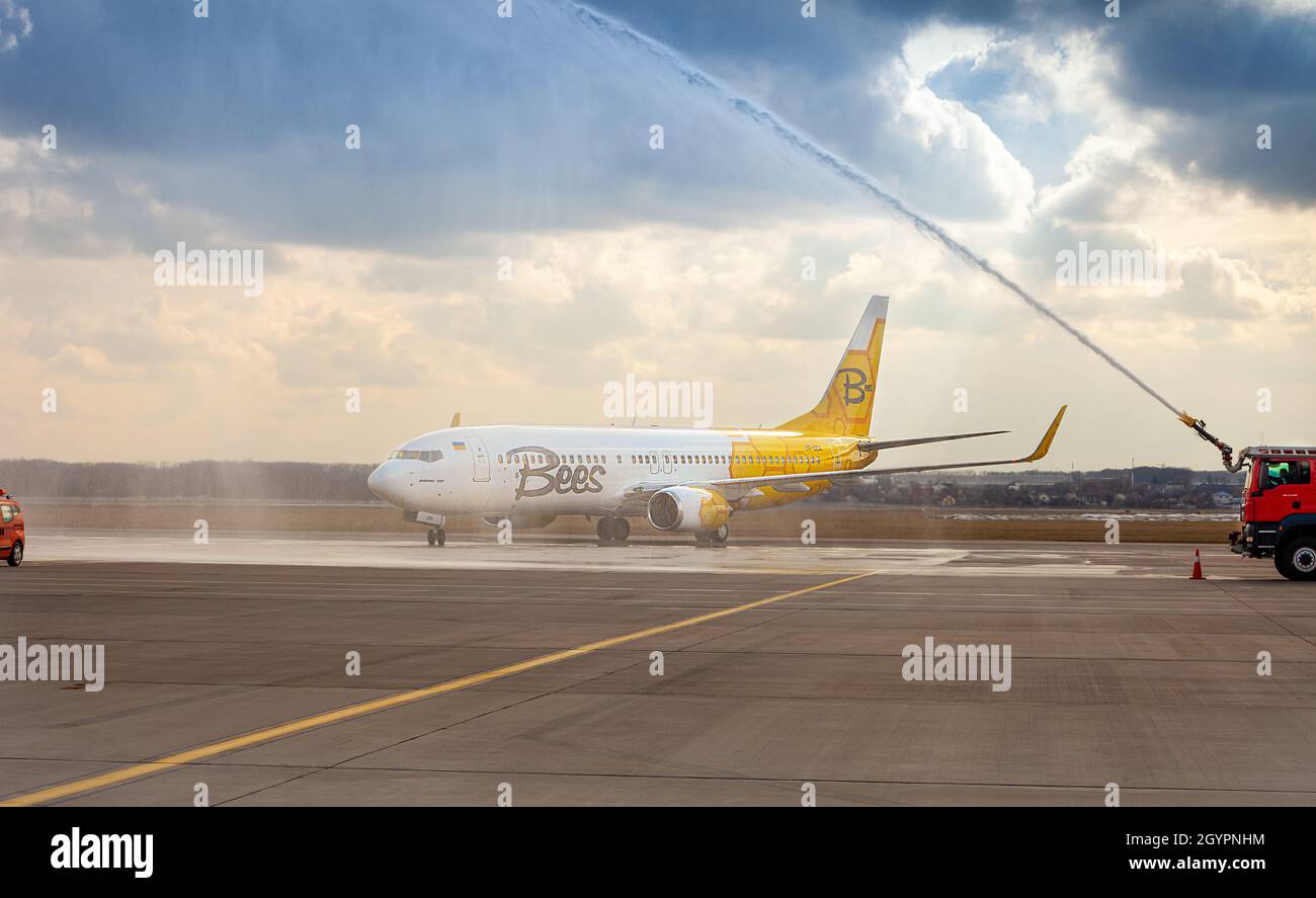Washing airplanes hi-res stock photography and images - Alamy