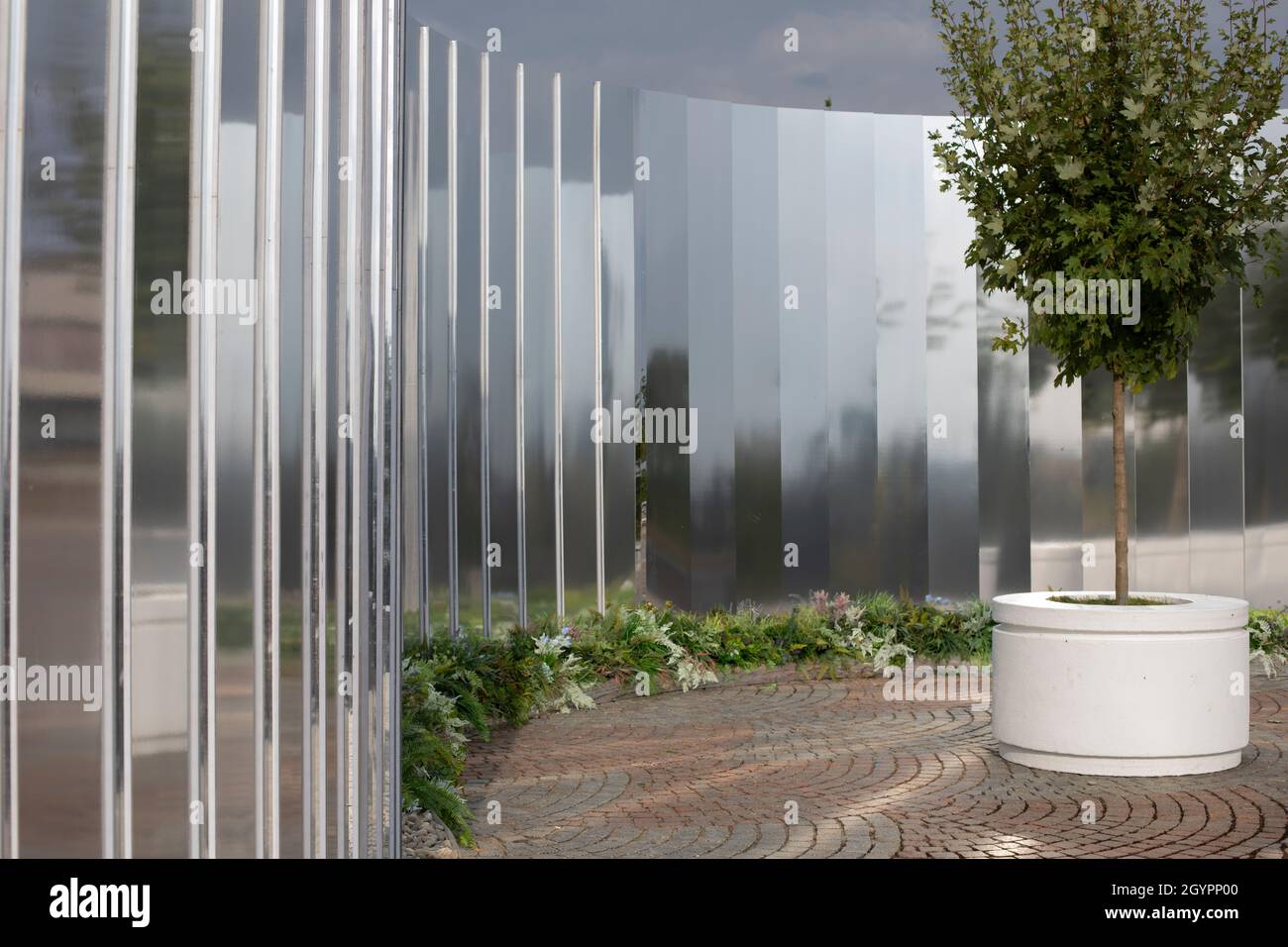 Mirror wall in the park. Architectural element to decorate the city ...