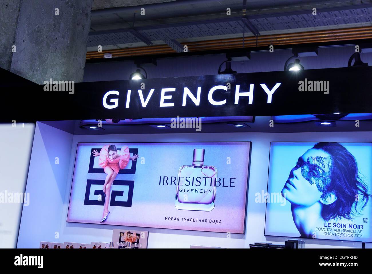 Givenchy logo hi-res stock photography and images - Alamy