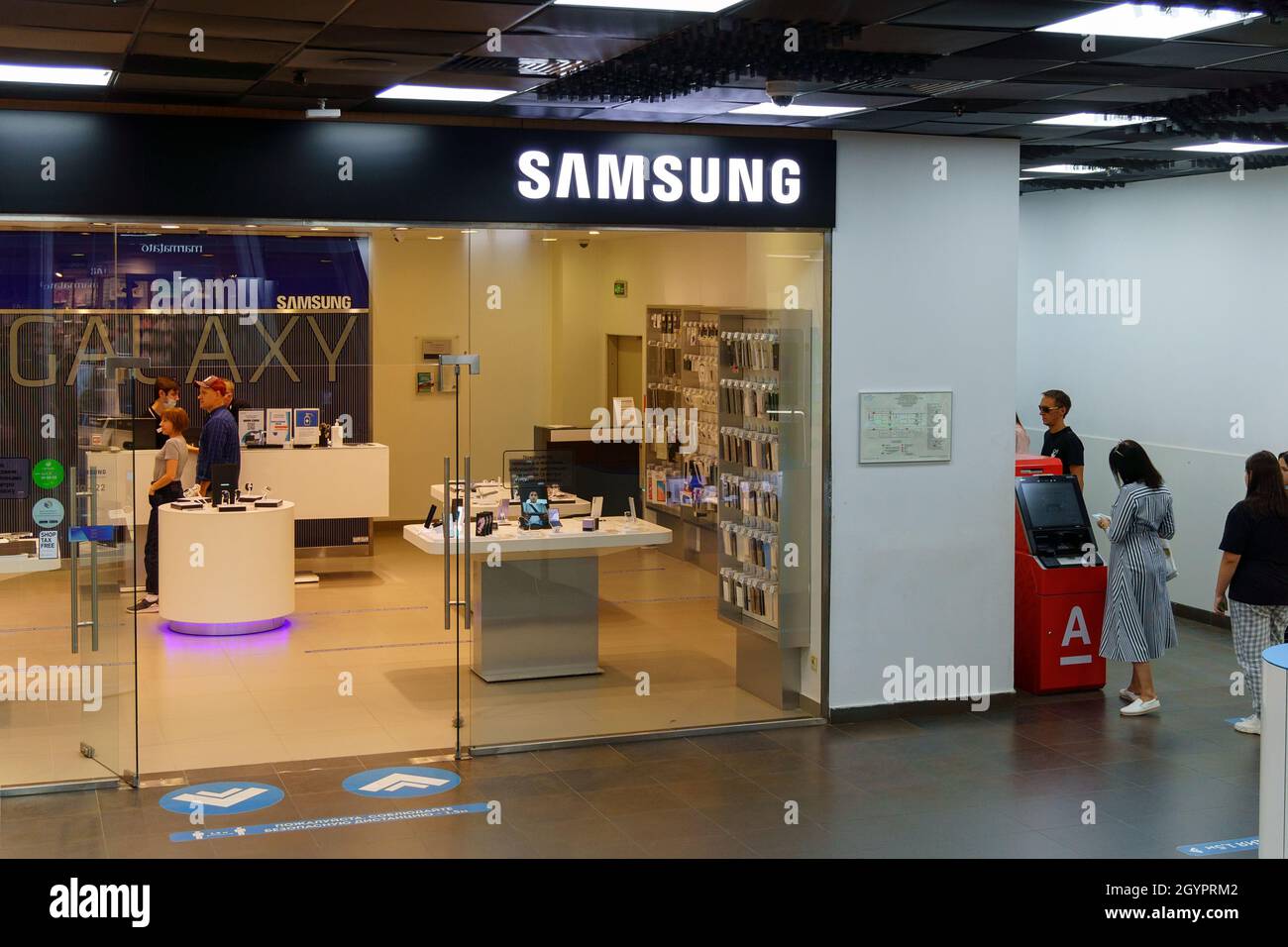 Samsung tvs store hi-res stock photography and images - Alamy