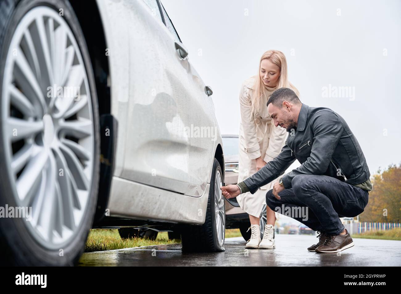 Helping change car tire hi-res stock photography and images - Alamy
