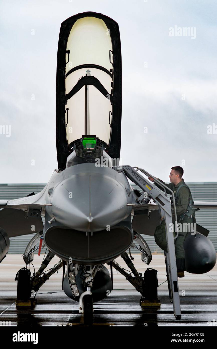 Okla. Army National Guard Recruiter, Staff Sgt. James Kimball climbs ...