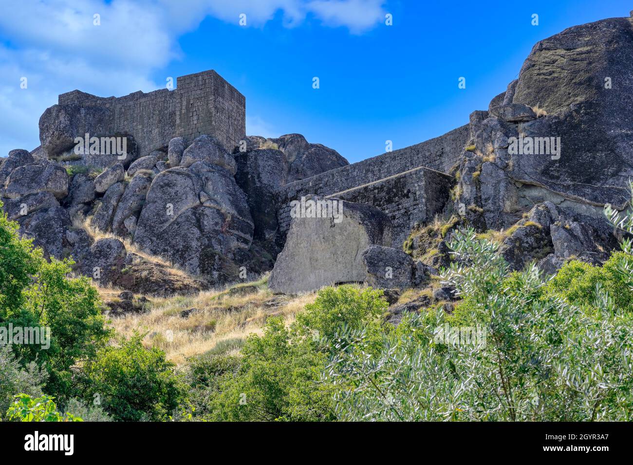 Monsanto Castle, Historic village around the Serra da Estrela, Castelo ...