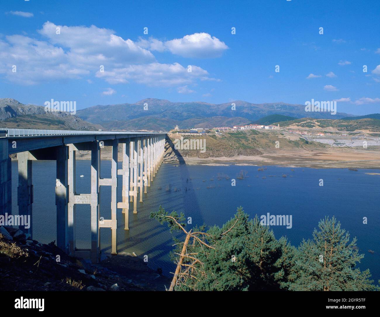 VISTA DEL EMBALSE CON PUENTE Y PUEBLO AL FONDO. Location: EMBALSE DE ...