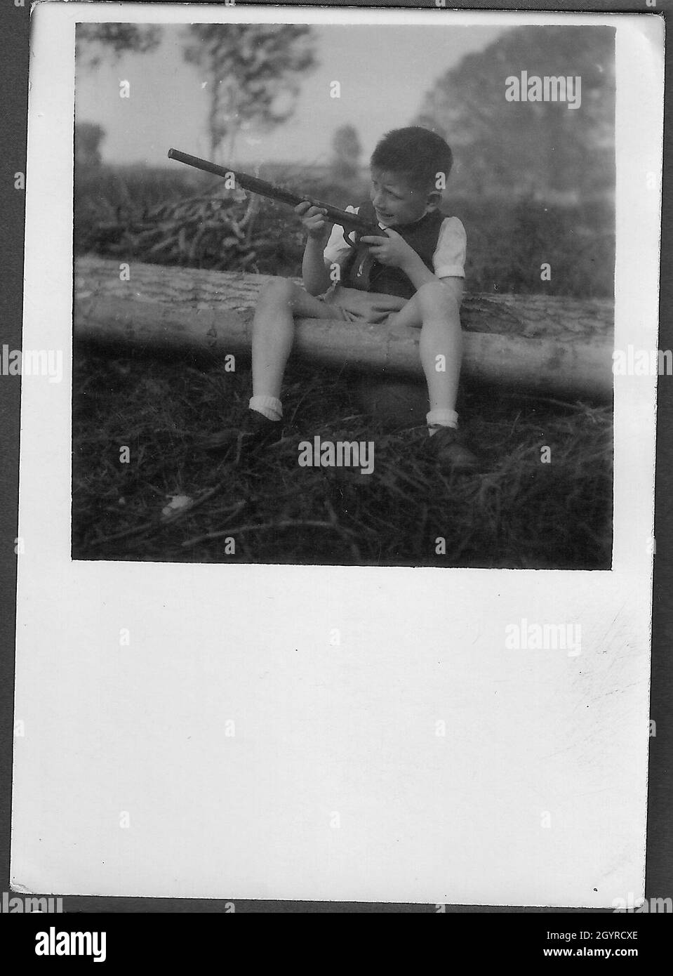 Boy with rifle hi-res stock photography and images - Alamy