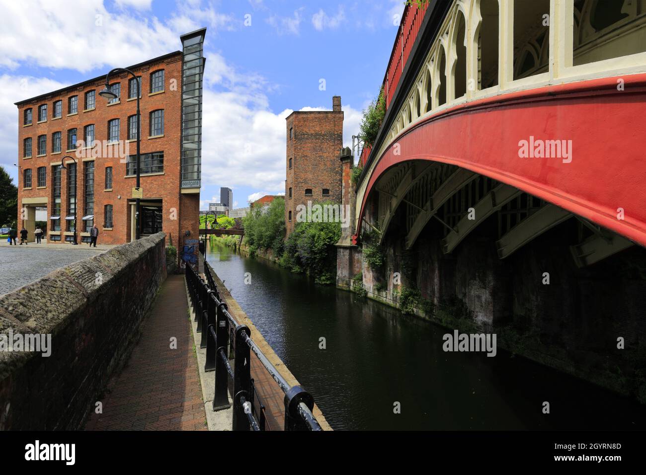 Bridge over the Rochdale canal, Grocers Warehouse, Castlefield ...
