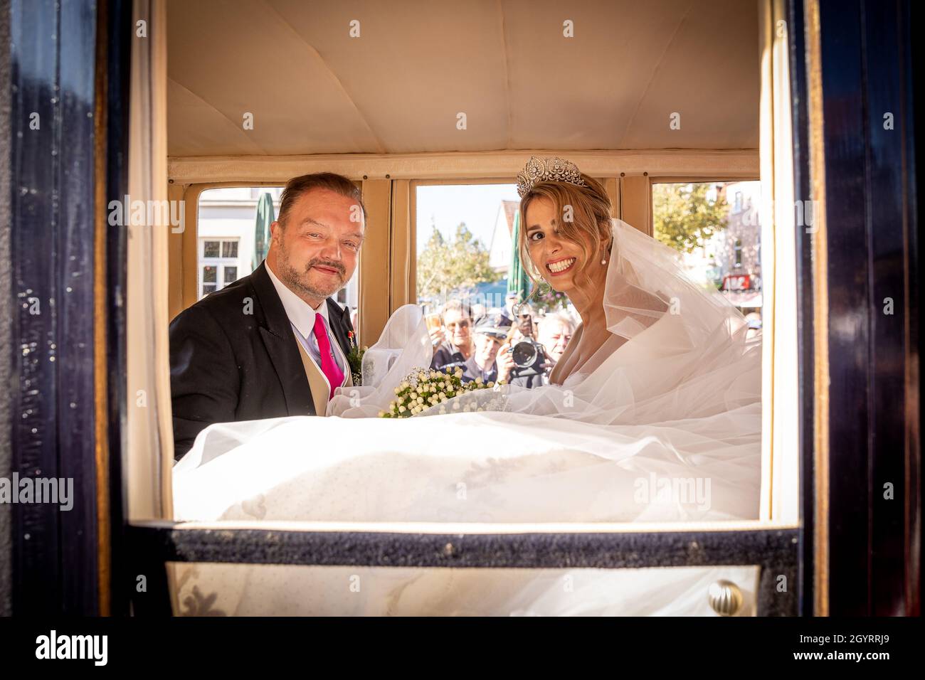 Iranian bride hi-res stock photography and images - Alamy