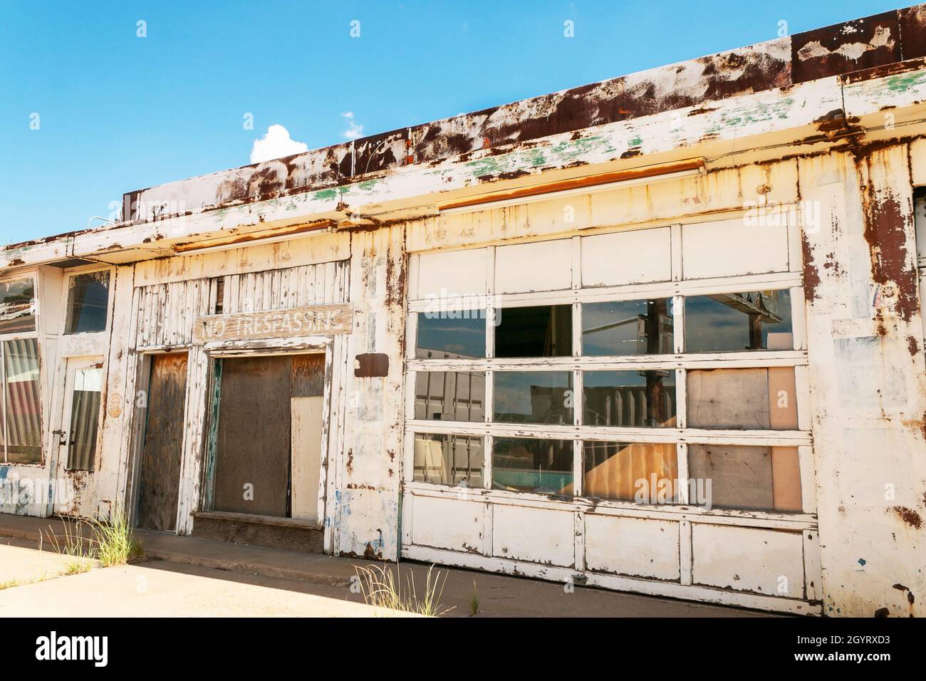 derelict garage on Route 66 USA Stock Photo - Alamy