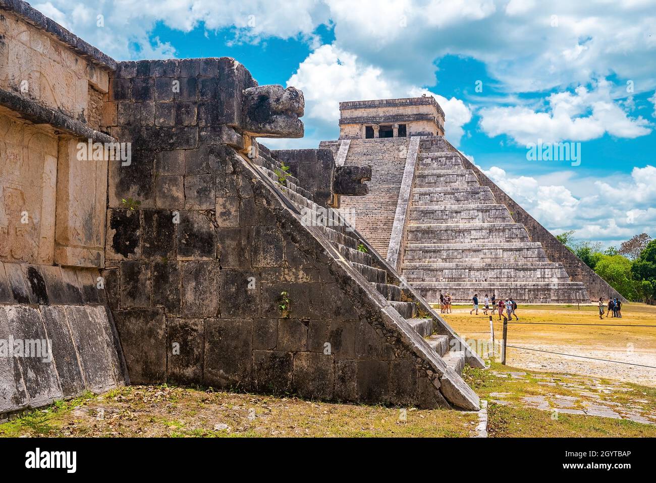 Old ruins and Temple of Kukulkan great pyramid in Chichen Itza Stock ...
