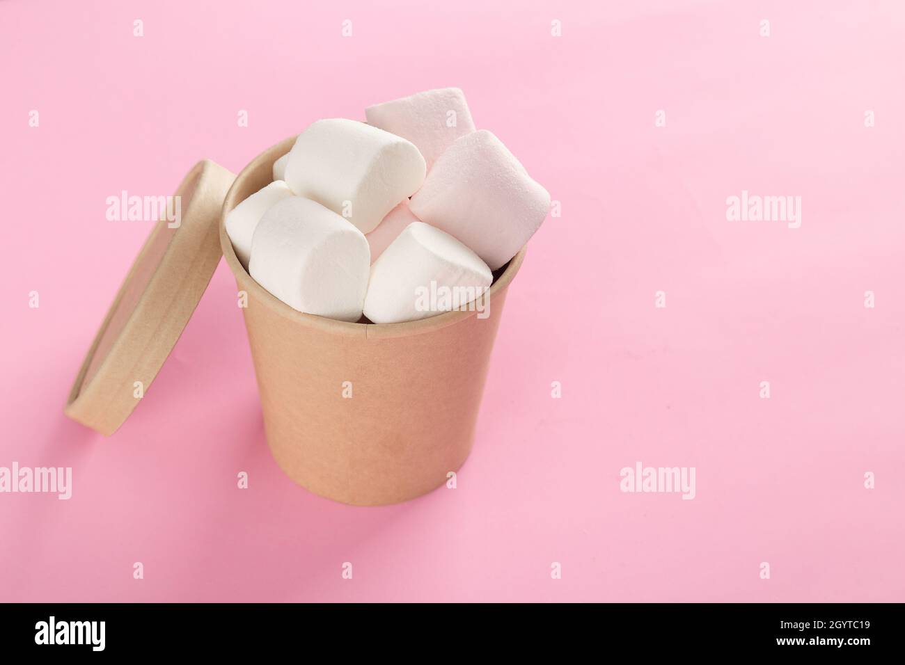 Marshmallow in bucket on pastel pink background Stock Photo - Alamy