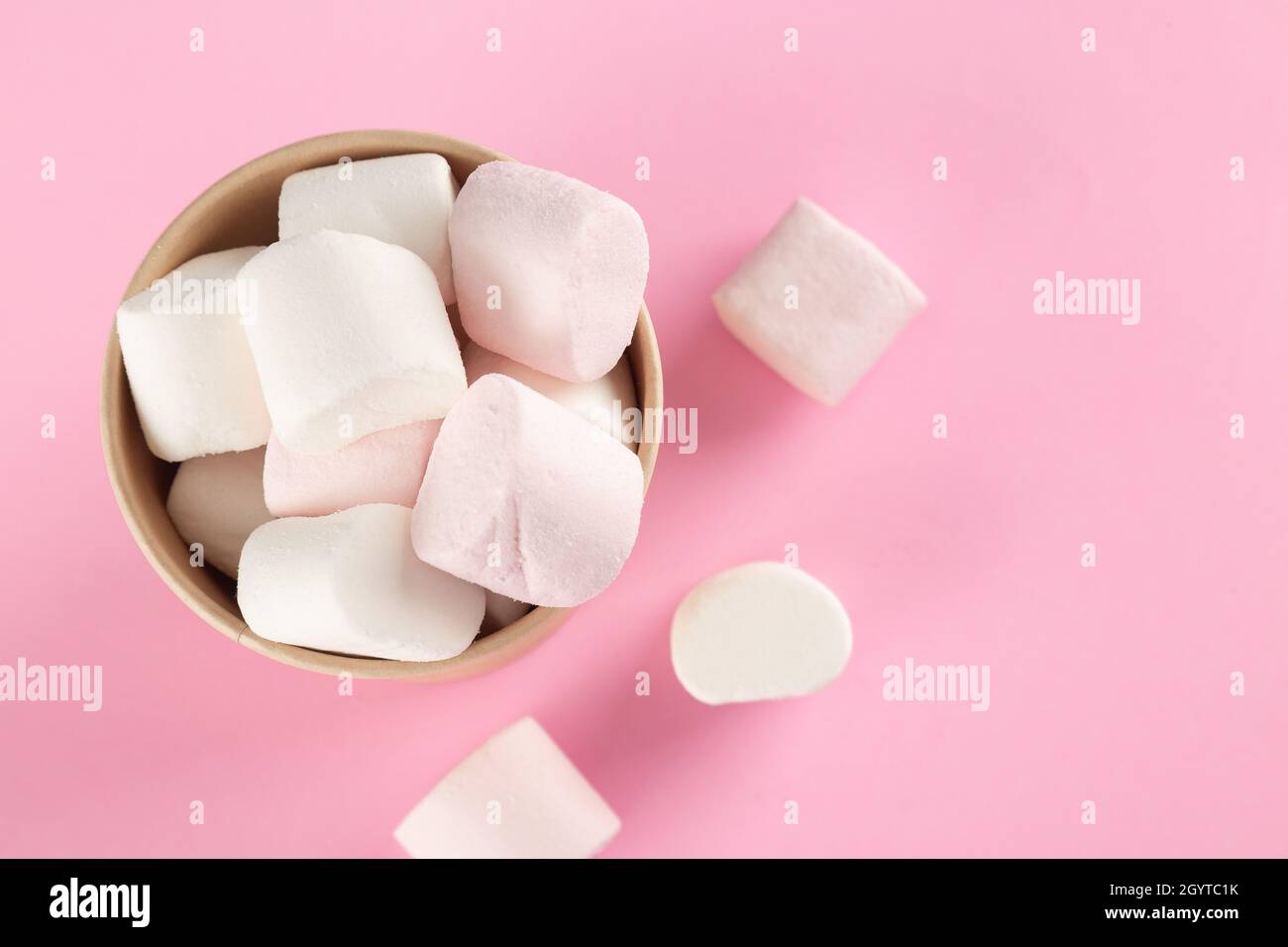 Marshmallow in bucket on pastel pink background Stock Photo - Alamy