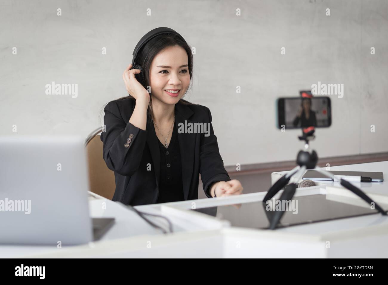 Teacher record lesson classroom hi-res stock photography and images - Alamy