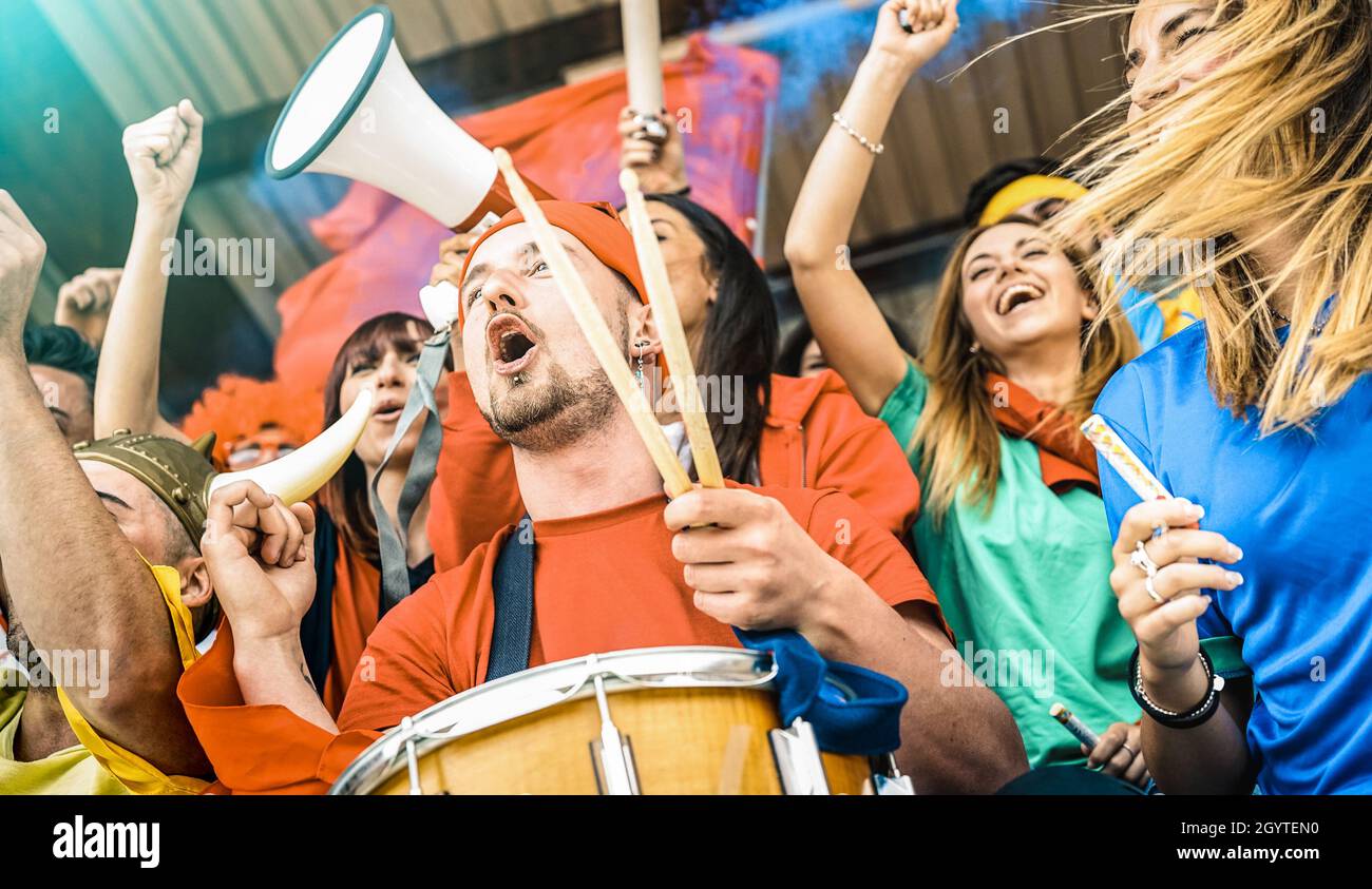 Football league cup crowd supporters hi-res stock photography and ...