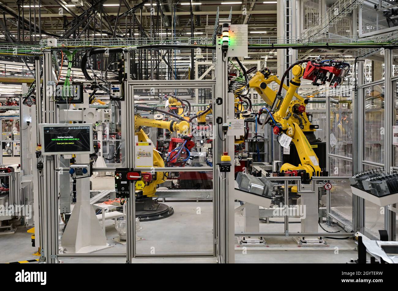 Car building robots hi-res stock photography and images - Alamy