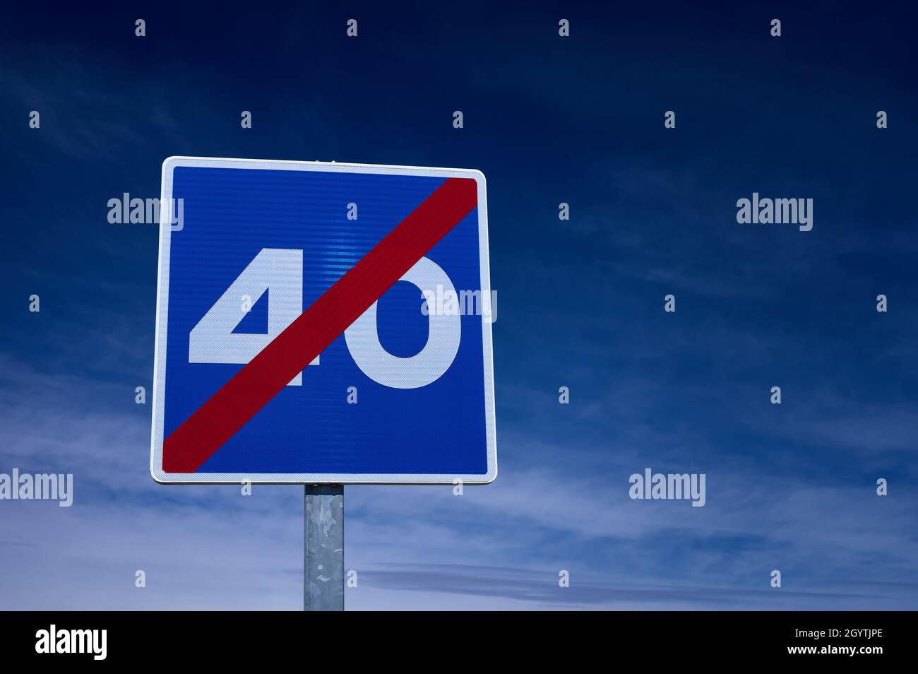 detail of maximum recommended speed end of traffic signal Stock Photo ...