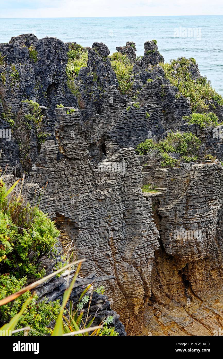 Limestone layers separated by siltstone layers hi-res stock photography ...