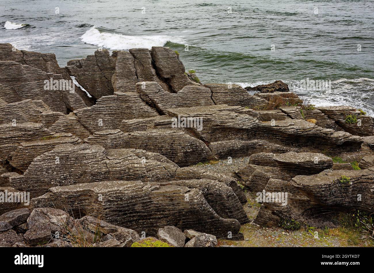 Limestone layers separated by siltstone layers hi-res stock photography ...