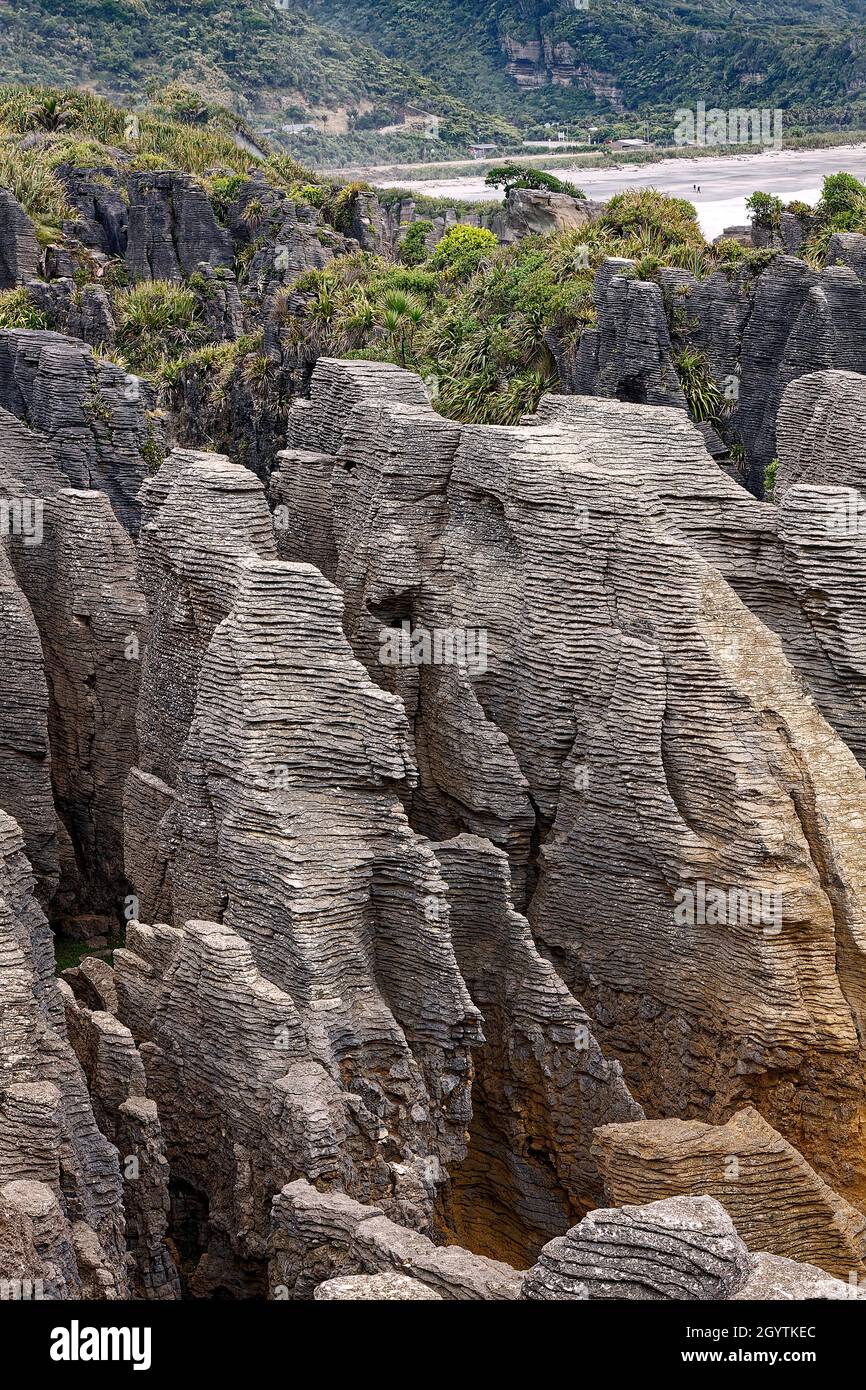 Limestone layers separated by siltstone layers hi-res stock photography ...