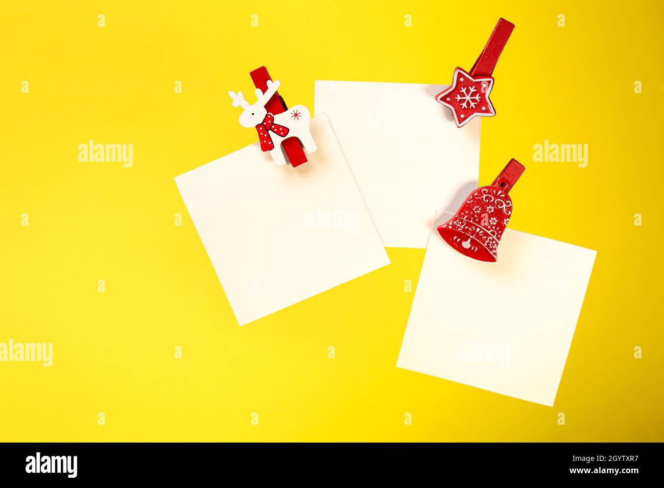 Blank white notes hanging hi-res stock photography and images - Alamy