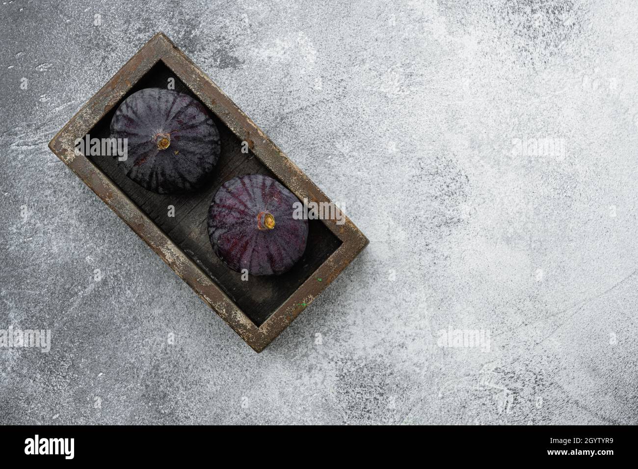 Ripe Figs set, on gray stone table background, top view flat lay, with ...