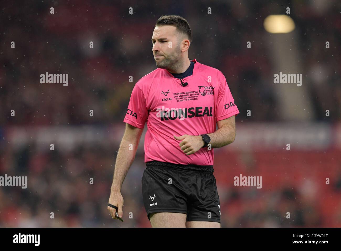 Referee liam moore hi-res stock photography and images - Alamy