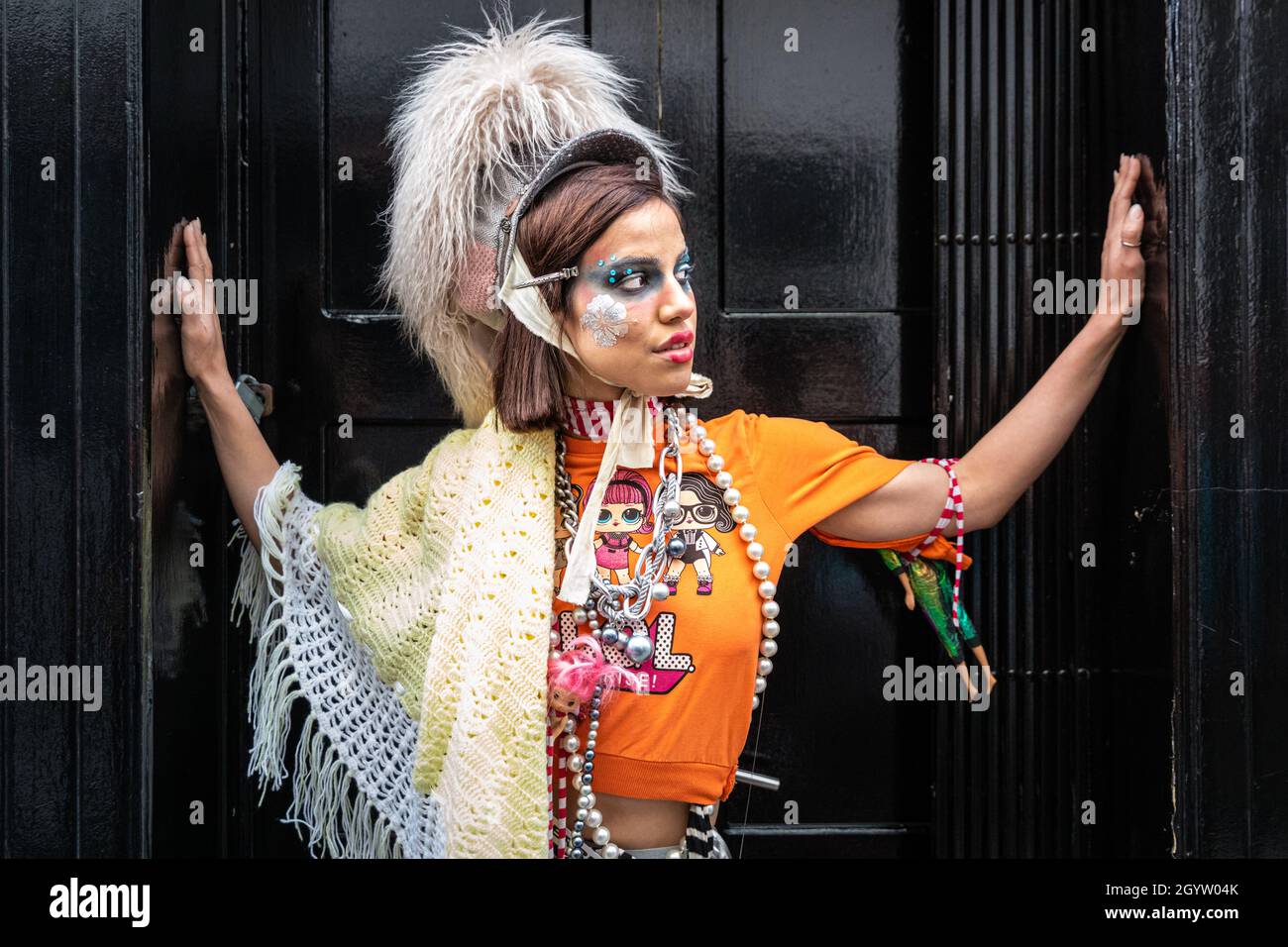 Mayfair, London, UK, 09th Oct 2021. Model Isabella confidently poses ...