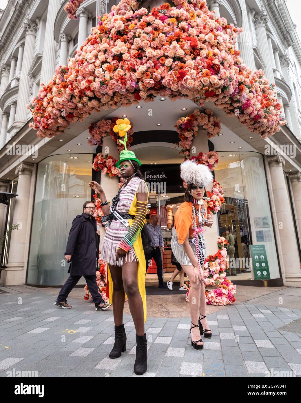 Mayfair, London, UK, 09th Oct 2021. In Bond Street, models Isabella and ...