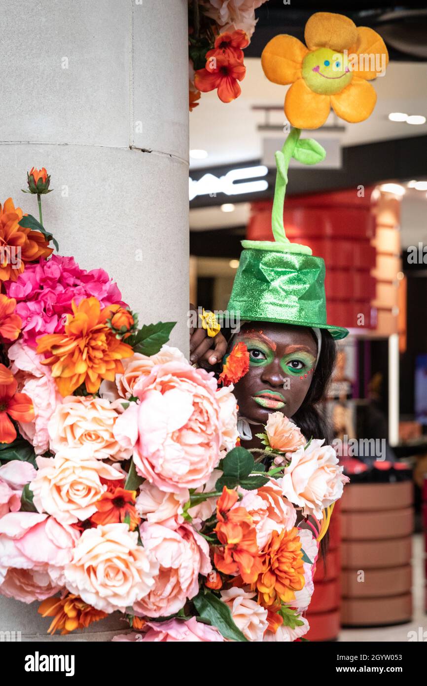 Mayfair, London, UK, 09th Oct 2021. Model Alexandra poses with a ...