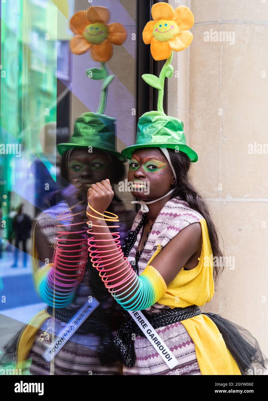 Mayfair, London, UK, 09th Oct 2021. Model Alexandra poses in her ...