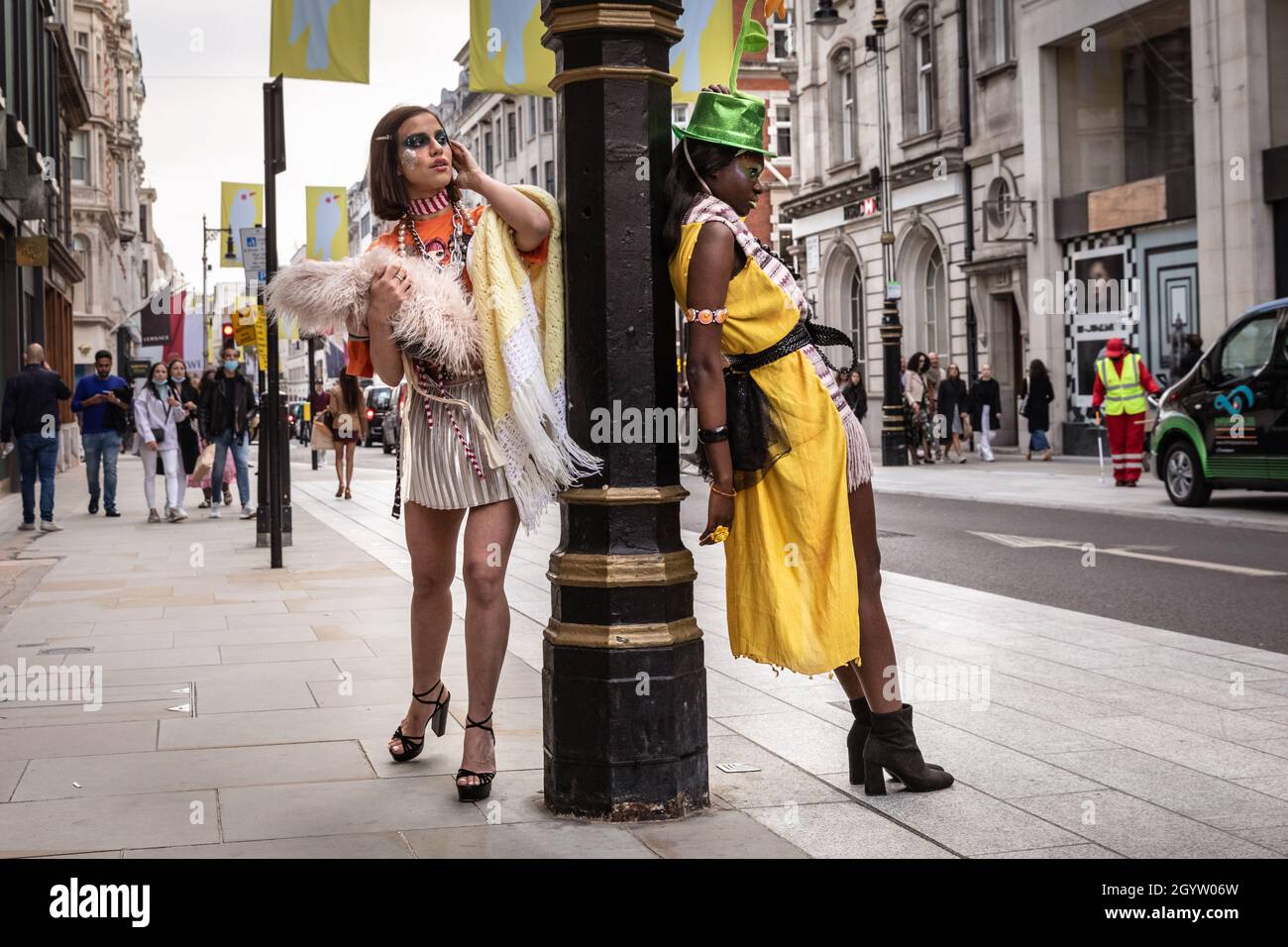 Mayfair, London, UK. 09th Oct, 2021. In Bond Street, models Isabella ...