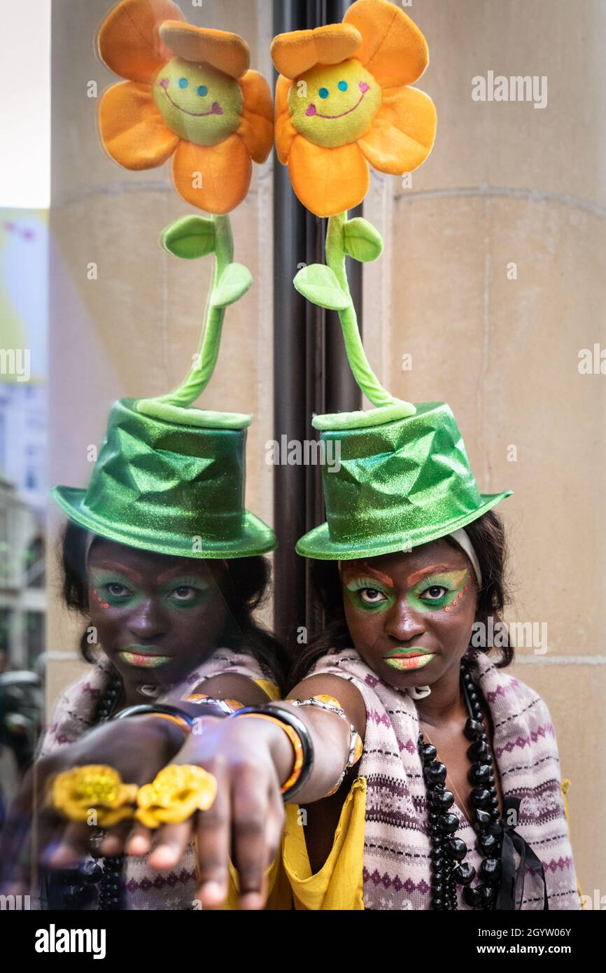 Mayfair, London, UK, 09th Oct 2021. Model Alexandra poses in her ...