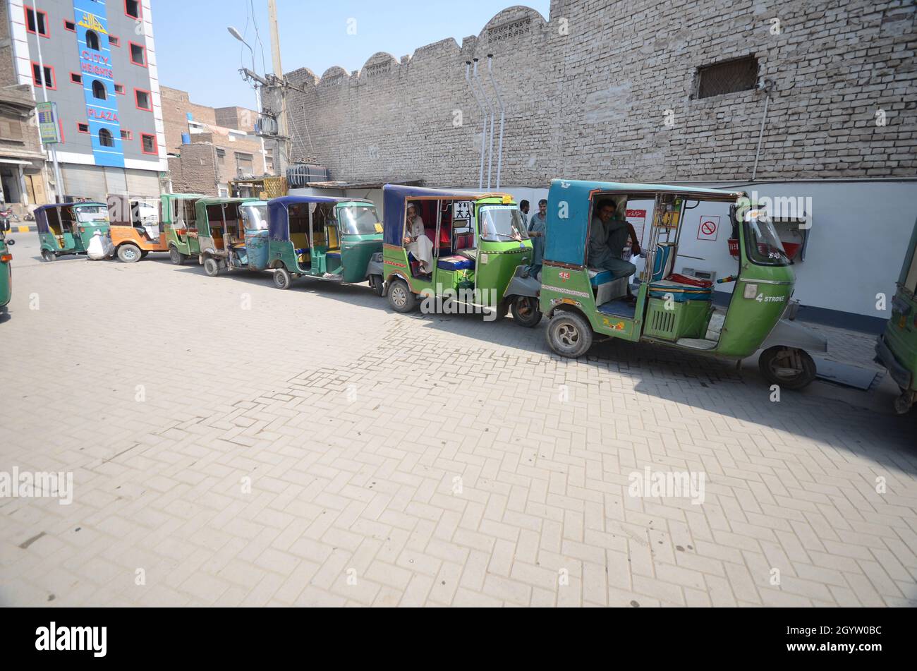 Compressed natural gas pakistan hi-res stock photography and images - Alamy