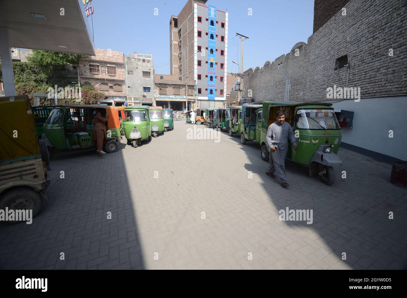 Compressed natural gas pakistan hi-res stock photography and images - Alamy