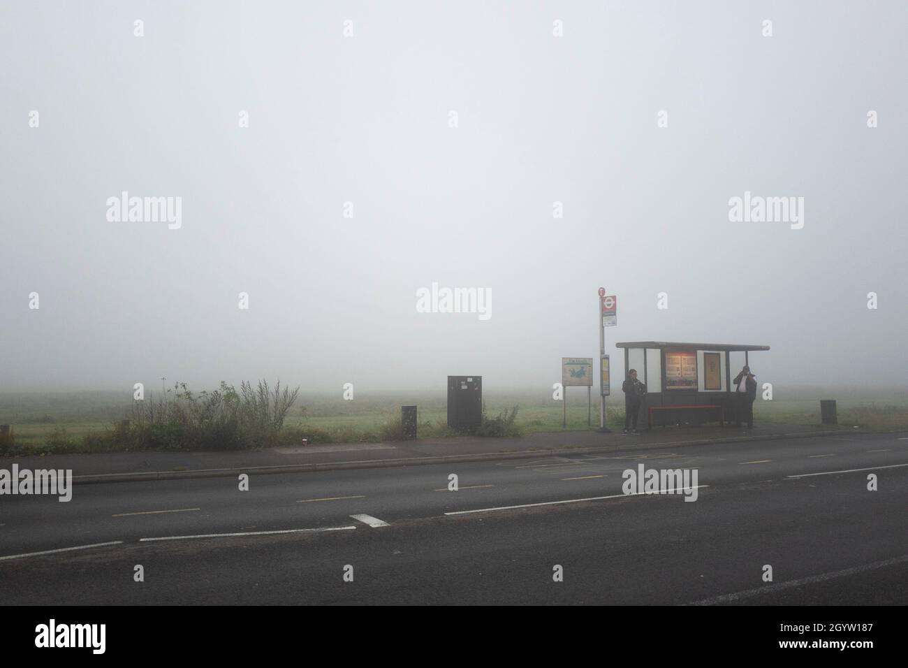 09/10/2020. London, UK. People wait for a bus during heavy fog on ...