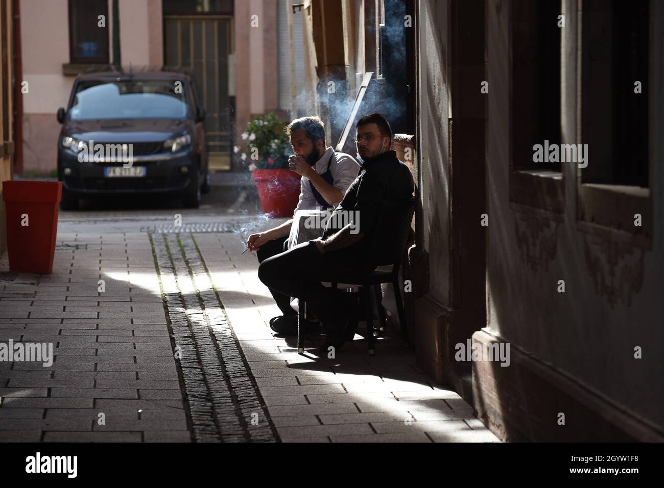 Cigarette smokers outside hi-res stock photography and images - Alamy