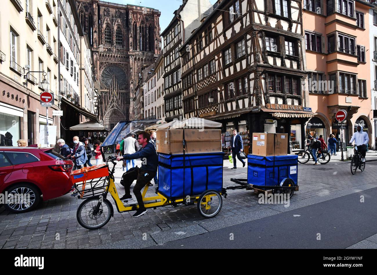 Delivery cycle hi-res stock photography and images - Alamy