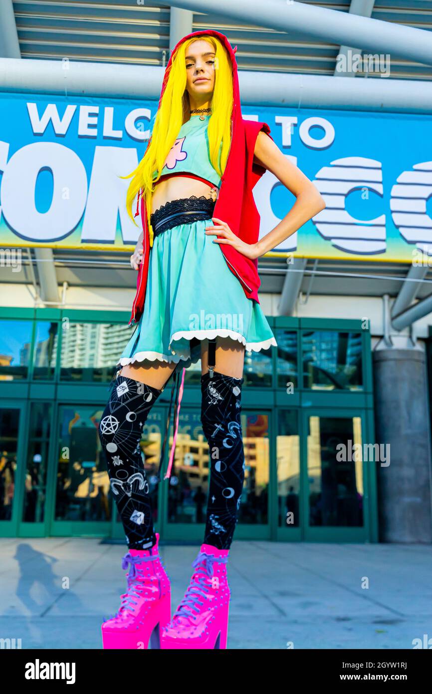 Two girls cosplaying hi-res stock photography and images - Alamy