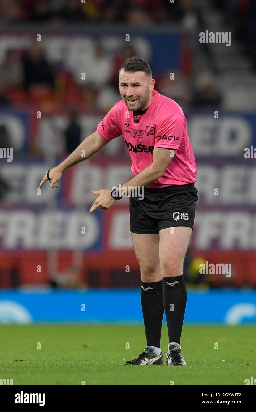 Referee Liam Moore in action during the game Stock Photo - Alamy