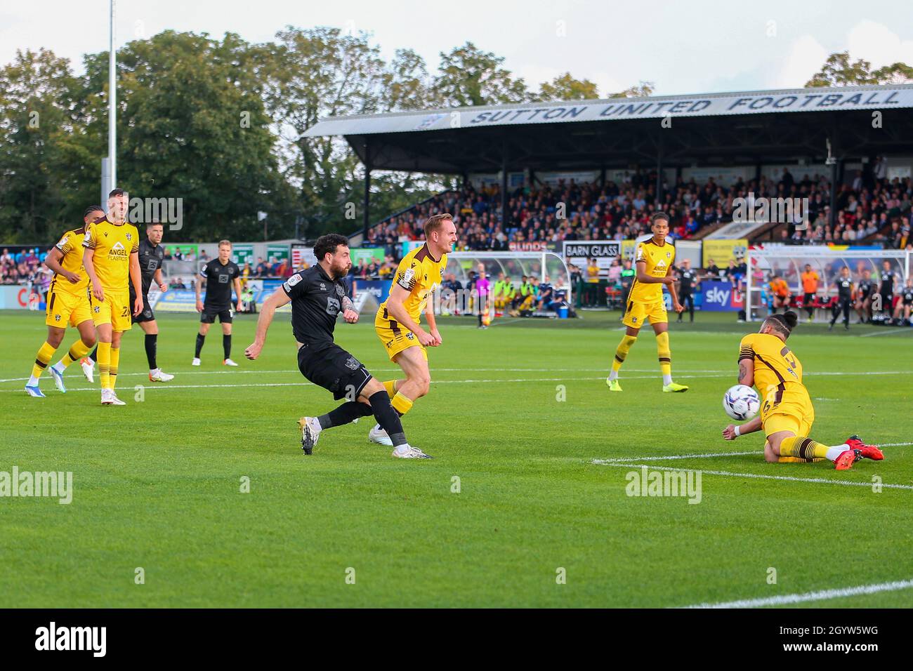 VBS Community Stadium, Sutton, London. 9th Oct, 2021. EFL League 2 ...