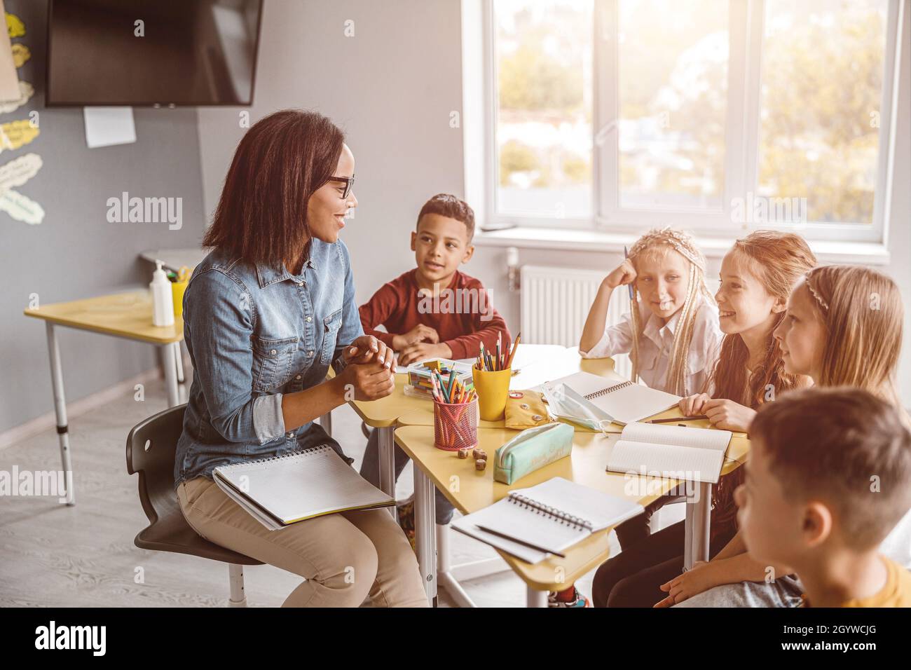 Kids in classroom smile hi-res stock photography and images - Alamy