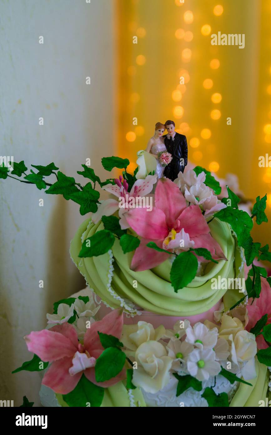 Wedding loaf - korovai. Traditional wedding cake with flowers Stock ...