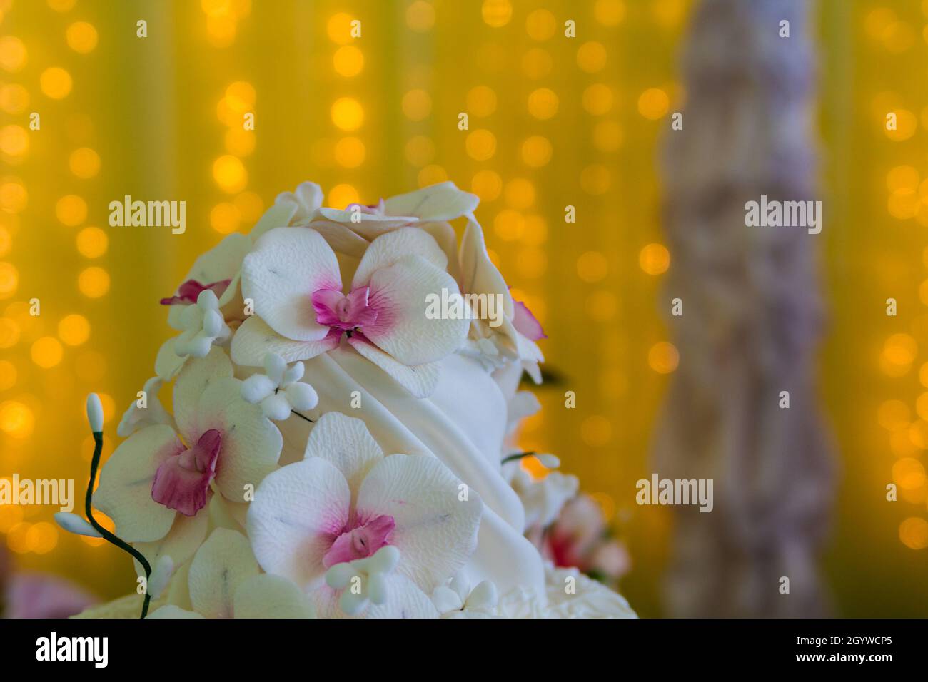 Wedding loaf - korovai. Traditional wedding cake with flowers Stock ...