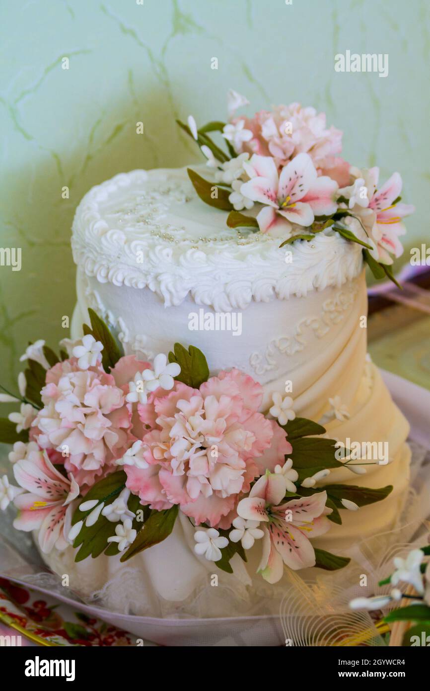 Wedding loaf - korovai. Traditional wedding cake with flowers Stock ...
