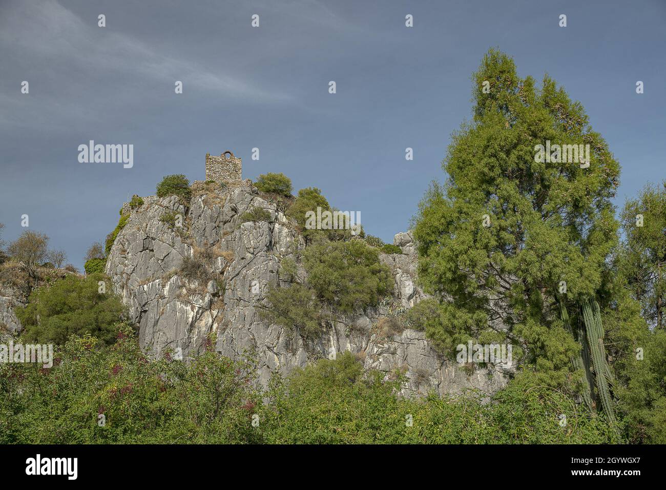 Half destroyed castle hi-res stock photography and images - Alamy