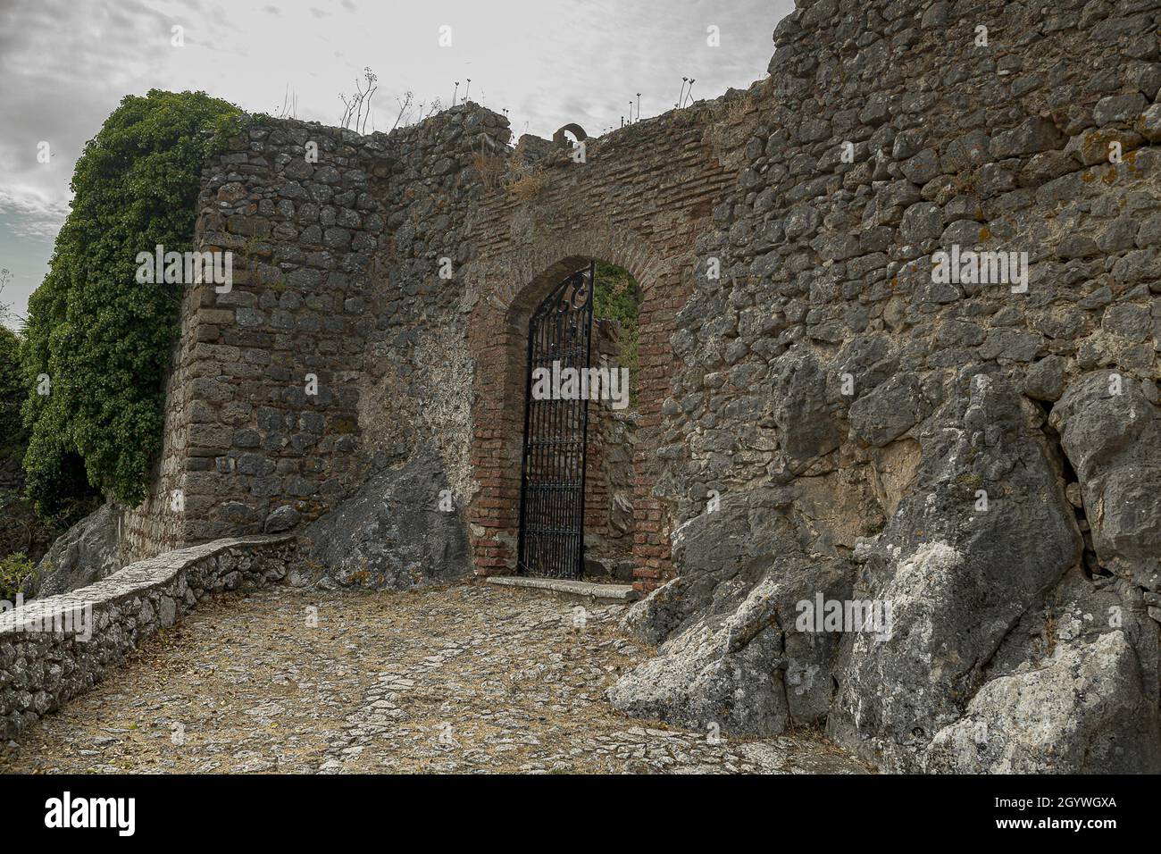 Half destroyed castle hi-res stock photography and images - Alamy