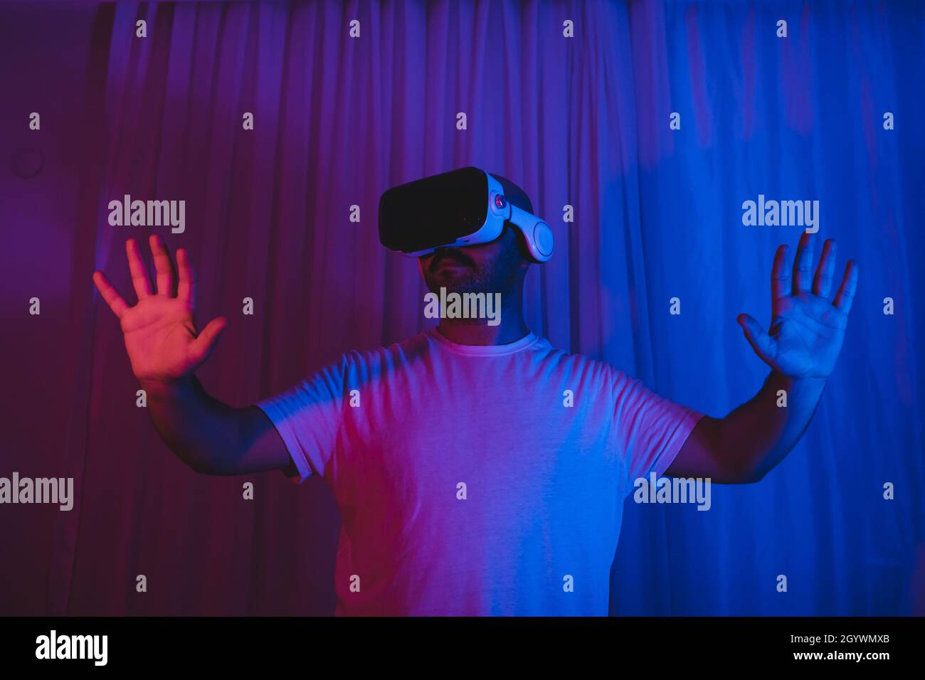 The young man who enters the matrix world with VR glasses will choose ...