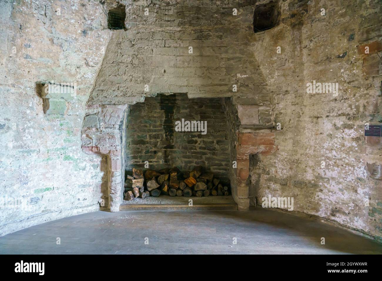Medieval castle fireplace hi-res stock photography and images - Alamy